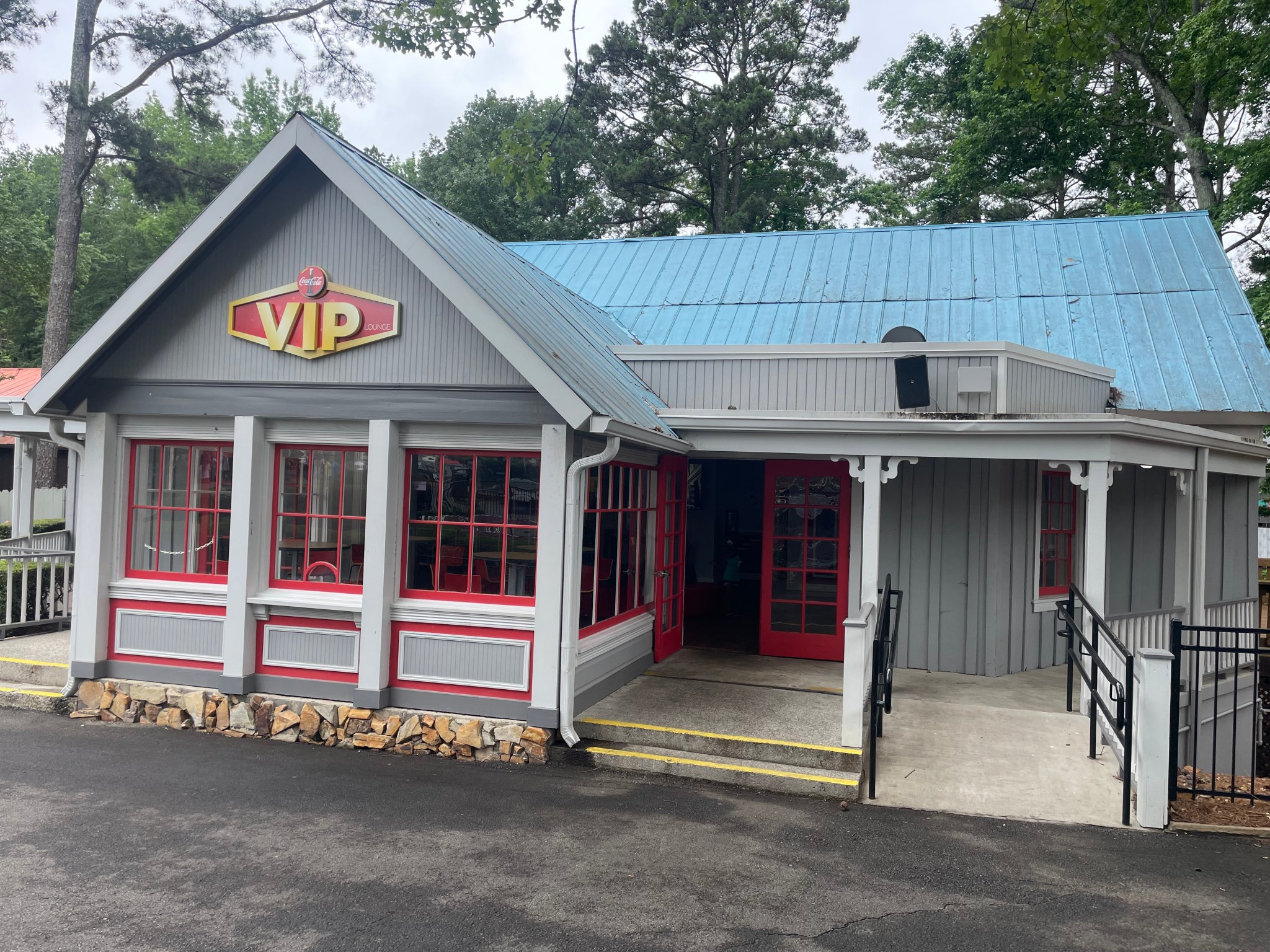 Review of the VIP Diamond Pass Lounge at Six Flags Over Georgia | BGT ...